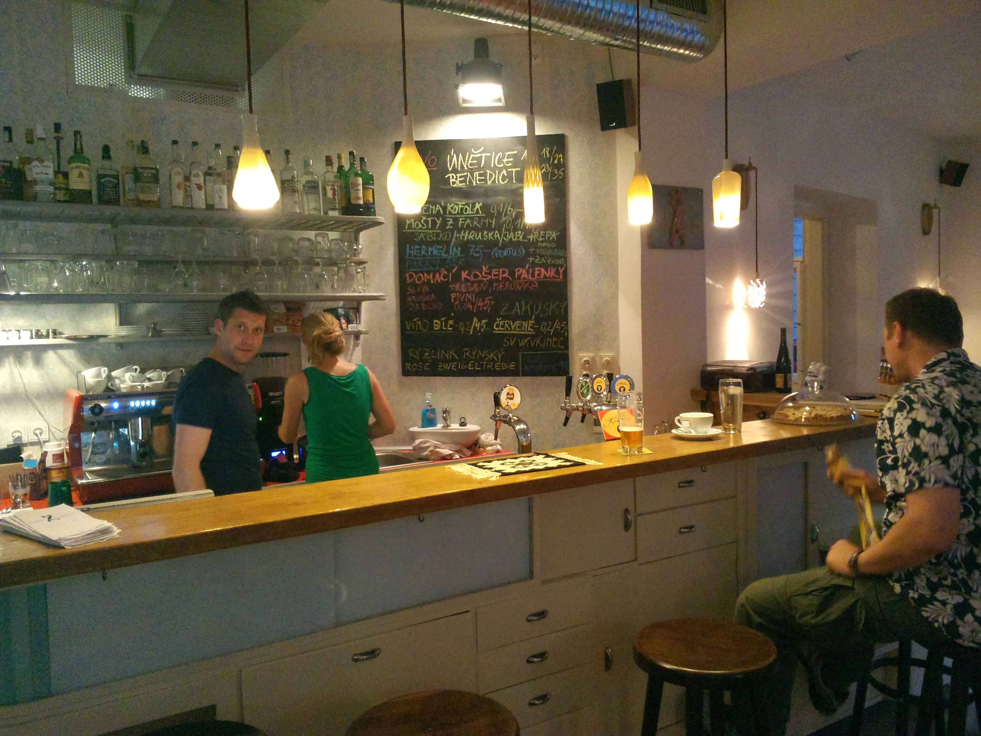 «Café Lajka» — соседско-активистское кафе с отличным пивом | Пражский ...